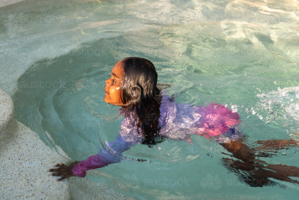 Image of 3 year old aboriginal girl swimming - Austockphoto