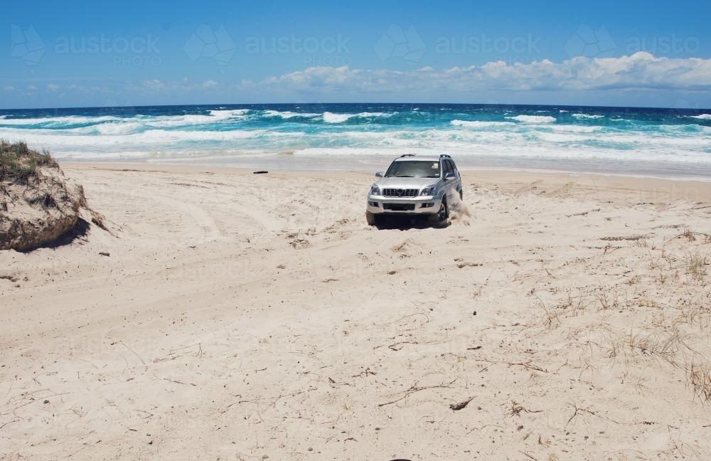 Image of 4x4 vehicle on the beach - Austockphoto