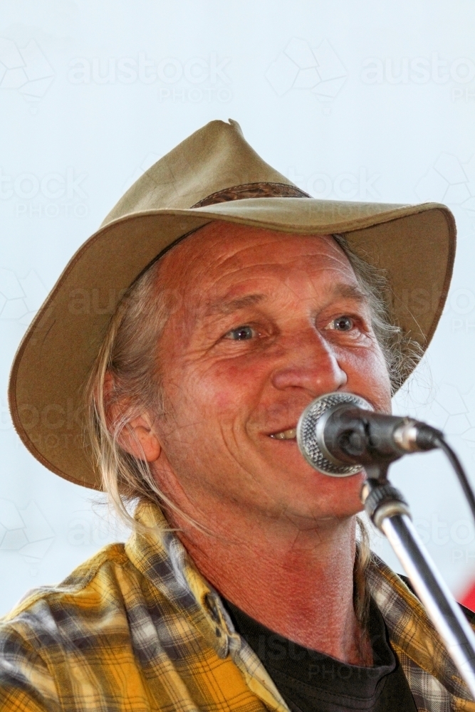 Image of A country singer in Akubra hat. - Austockphoto