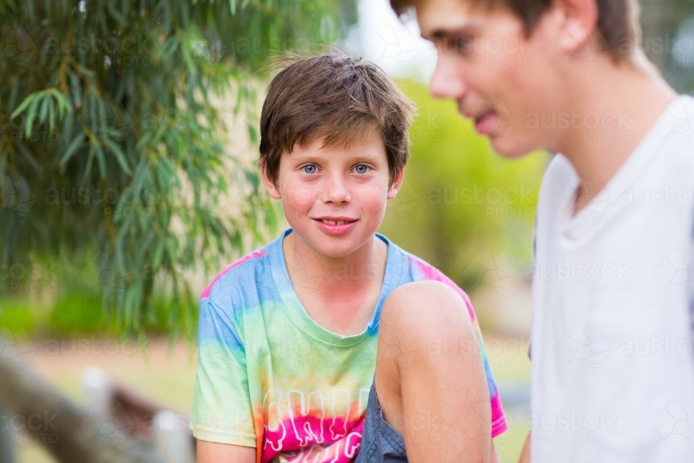 Image of A kid with his teenage brother - Austockphoto