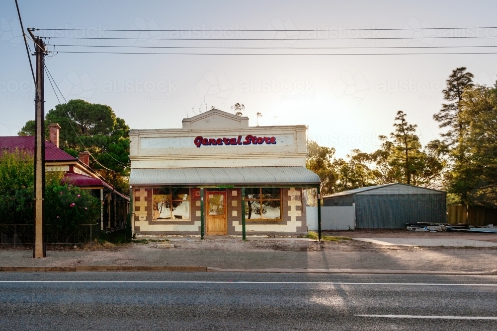 Image of abandoned general store in rural australia - Austockphoto