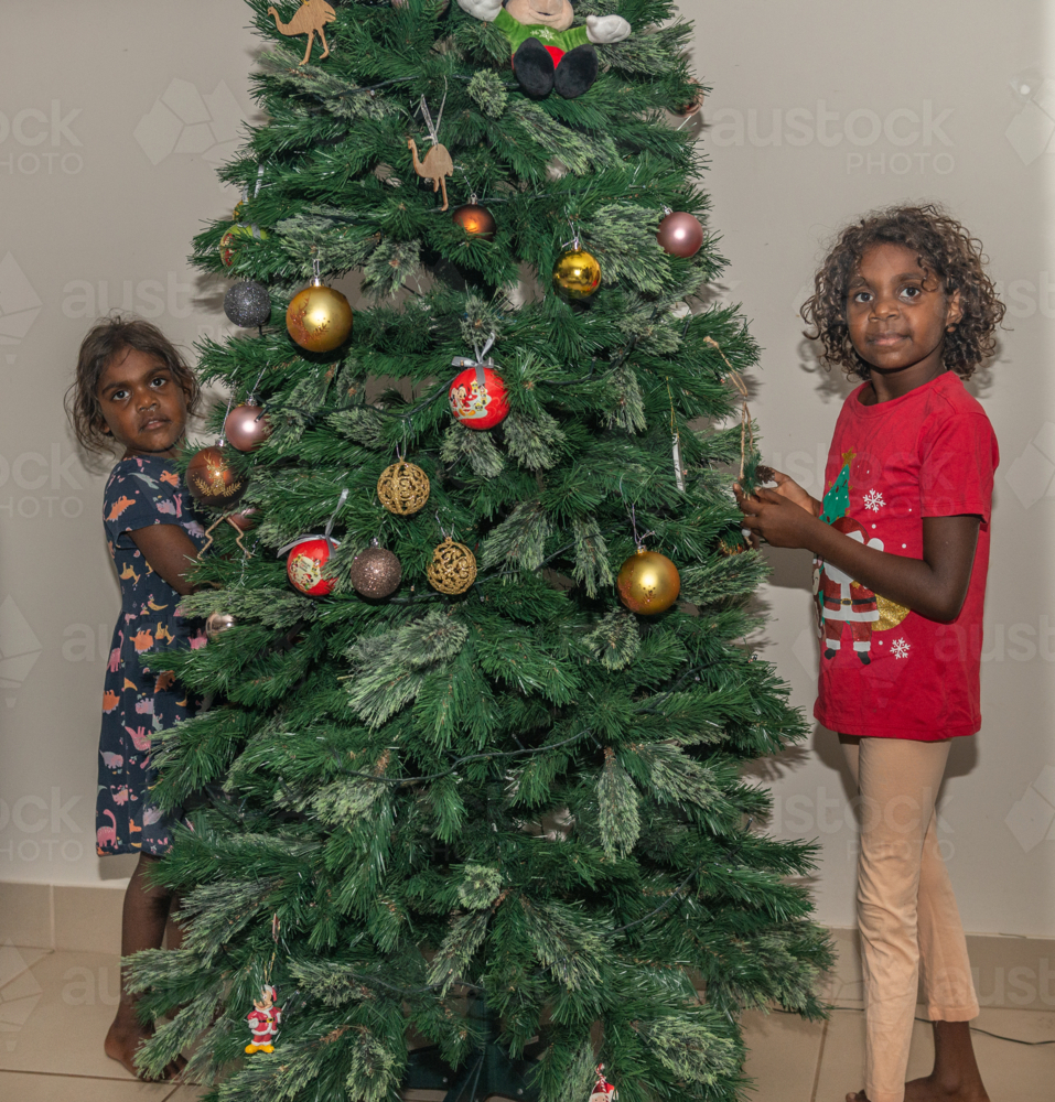 Image of Aboriginal children decorating Christmas tree - Austockphoto