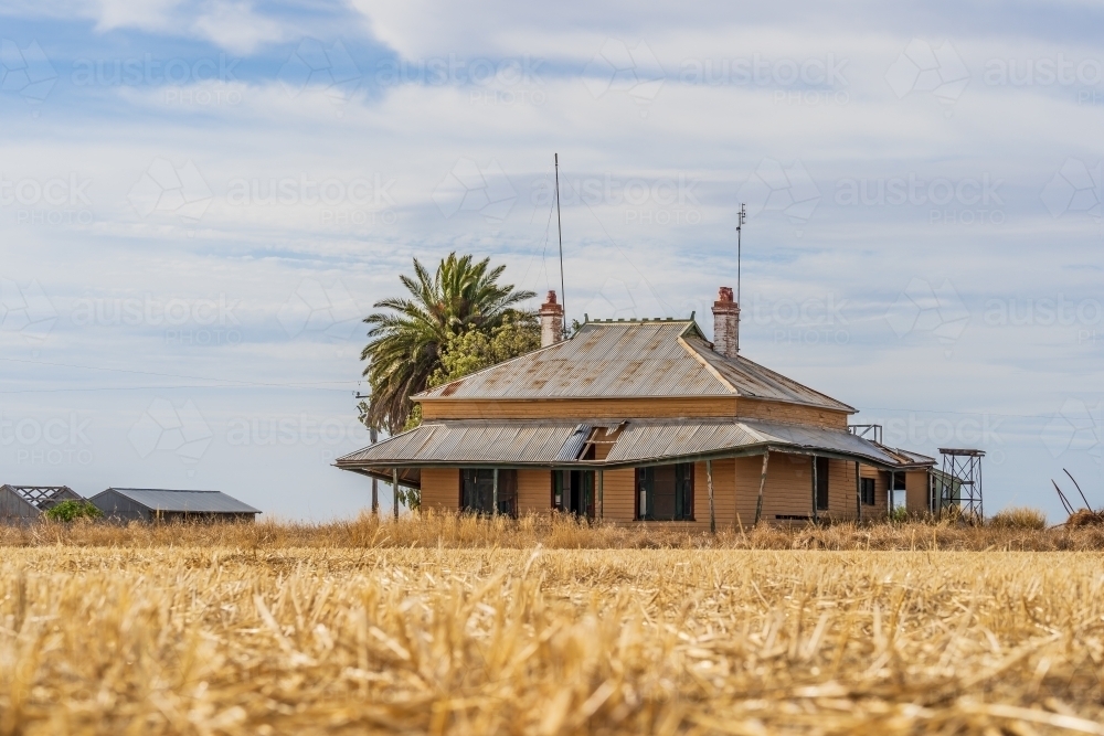 Image of An old abandoned farmhouse sitting in the middle of paddock ...