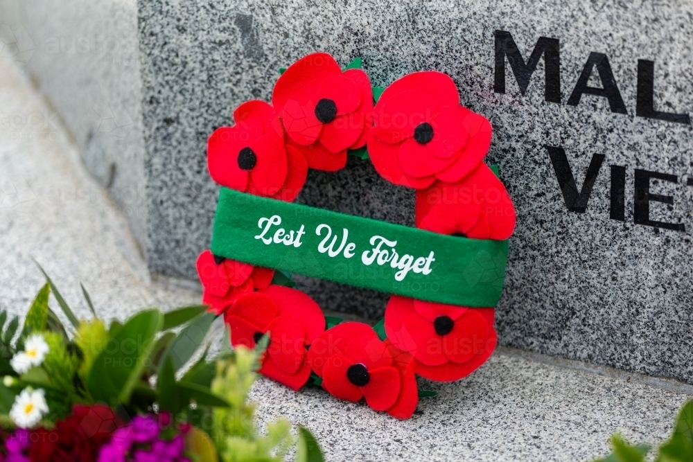 Image of ANZAC day lest we forget wreaths laid on cenotaph - Austockphoto