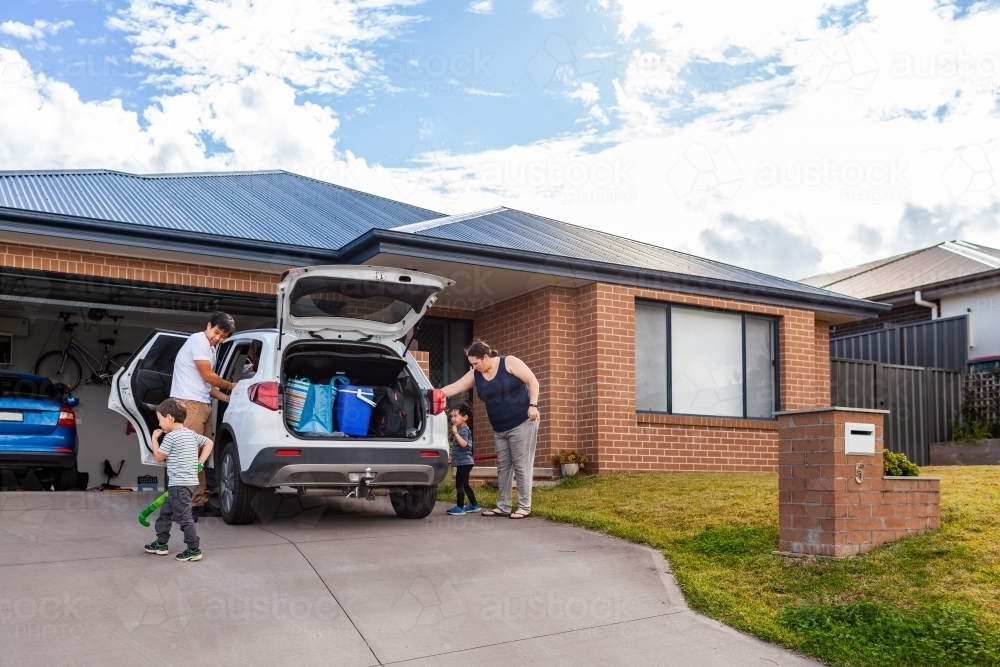 Image of Aussie family packing car for Saturday hockey sports outing ...