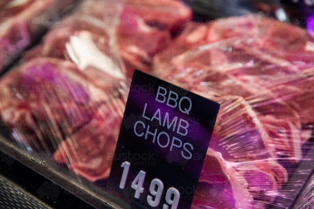 Image of bbq lamb chops in a butchers shop cabinet - Austockphoto