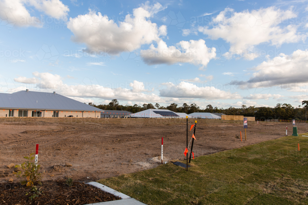 Image of blocks of land and rooftops at a new housing estate - Austockphoto