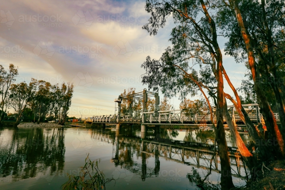 Image of Bridge spanning the Murray River at the Barham-Koondrook New ...