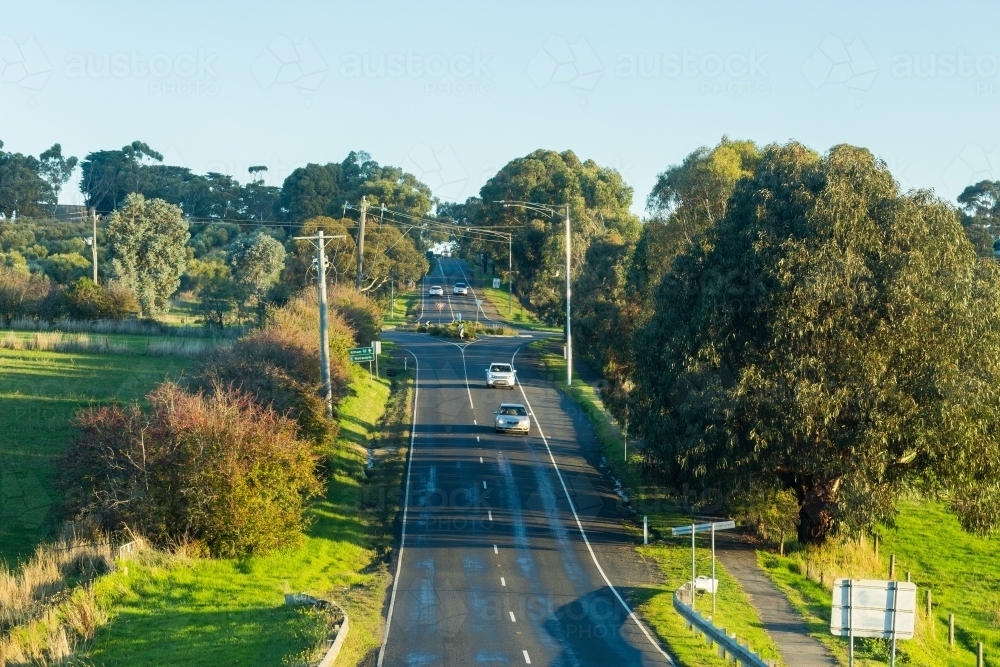 Image of Cars on road at the outskirts of Melbourne suburbs with green ...