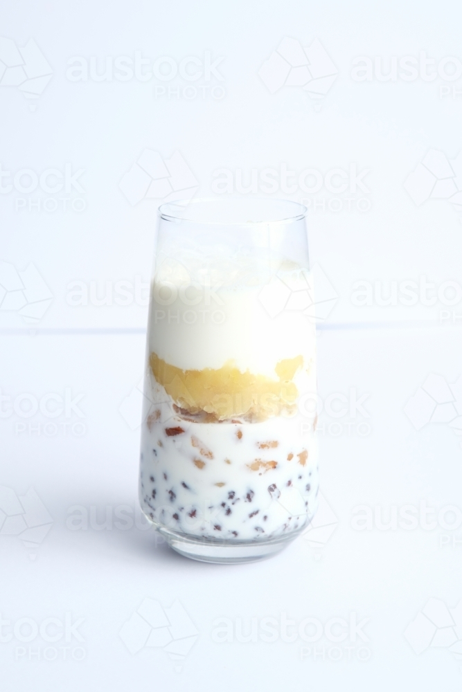 Image of Che Chuoi- Banana tapioca pudding served in a glass ...