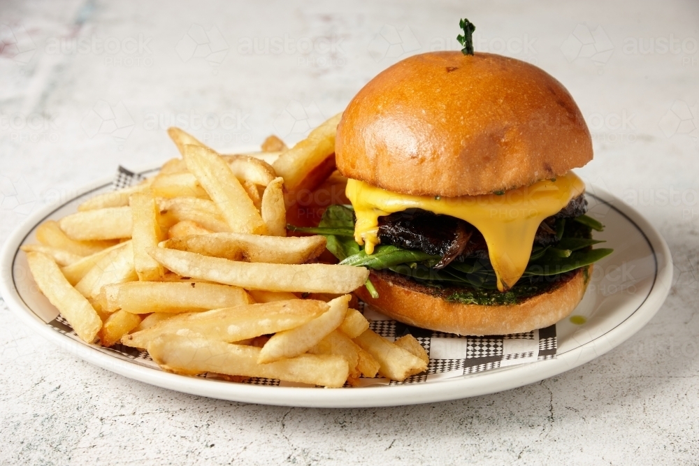 Image of Cheeseburger and chips on a plate - Austockphoto
