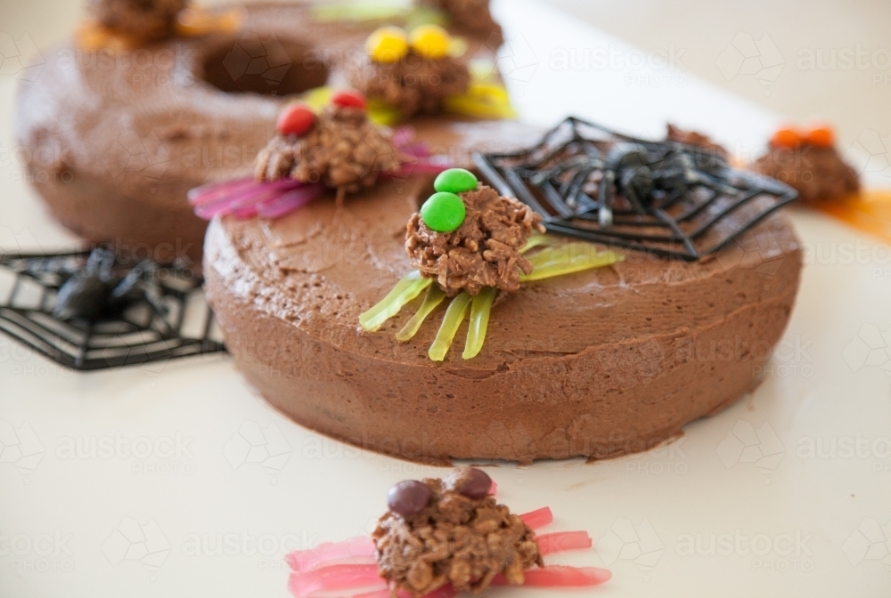 Image of Child's number eight spider birthday cake - Austockphoto