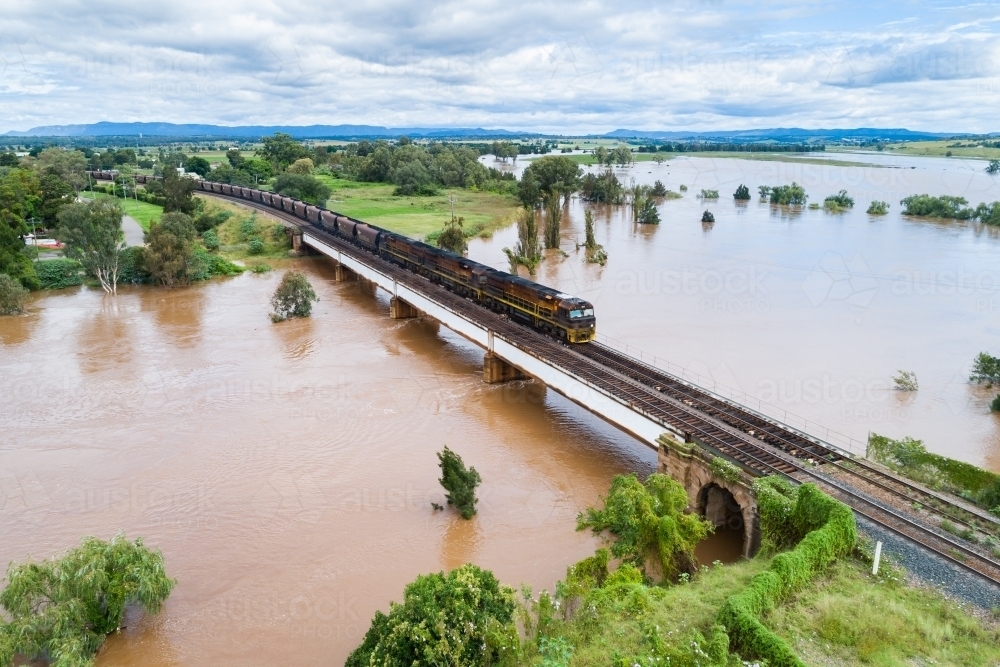 Image of Coal train outside of Singleton going over flooding Hunter ...