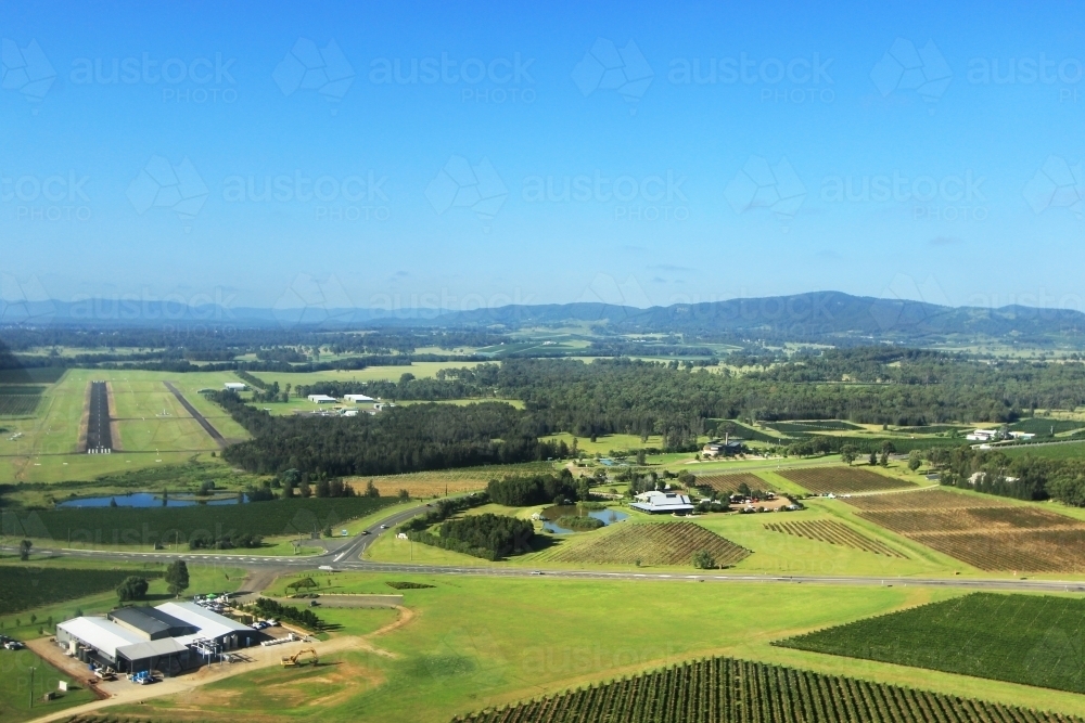 Image of Coming in to Cessnock airport over green vineyards - Austockphoto