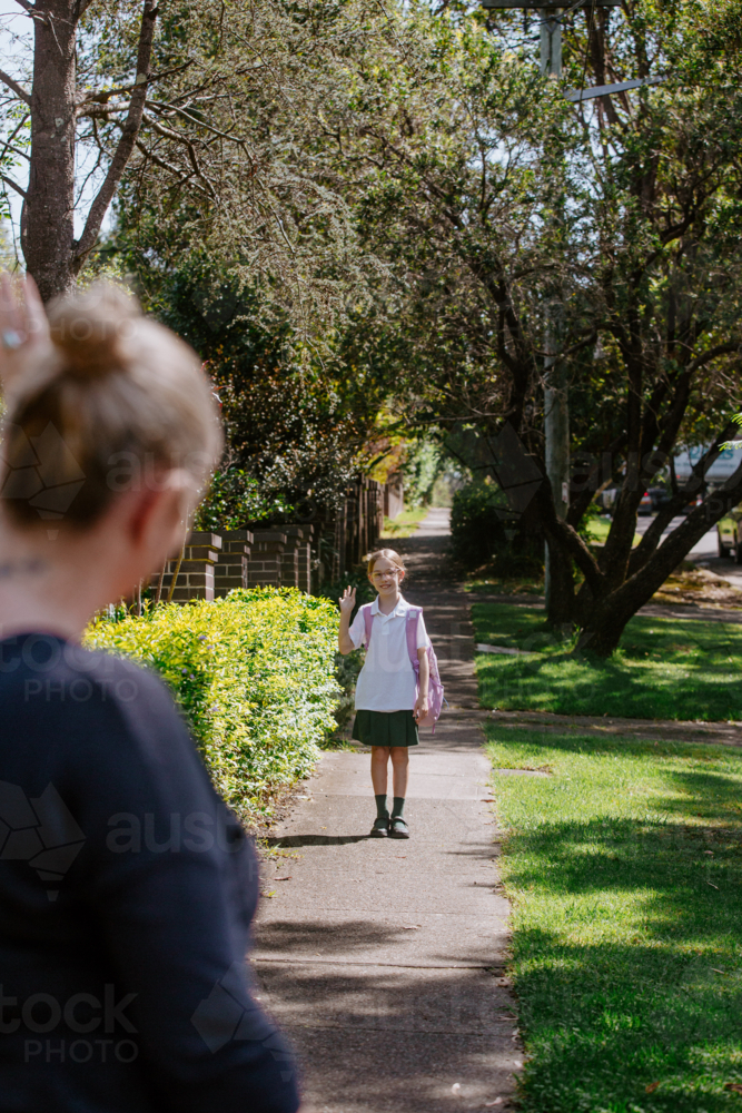Image of Daughter waving goodbye to mum on the pathway - Austockphoto