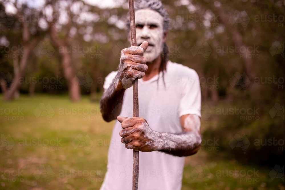Image of Dharawal man with a painted face holding a spear - Austockphoto