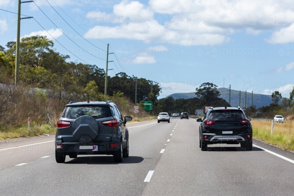 Image of Driver with full licence overtaking p plate driver in car on ...