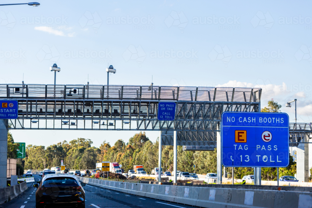 Image of E-tag toll road start sign above highway with licence plate ...