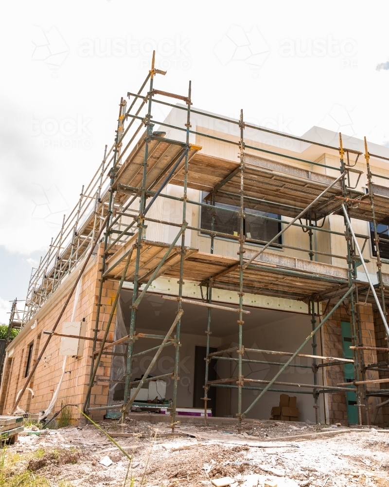 Image of external scaffolding on a house under construction - Austockphoto