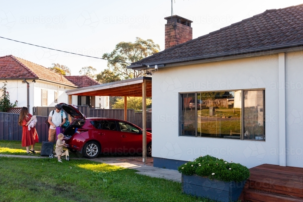 Image of Family with young kids packing car for holidays - Austockphoto