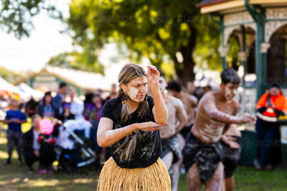 Image of First Nations Australian woman doing Aboriginal storytelling ...