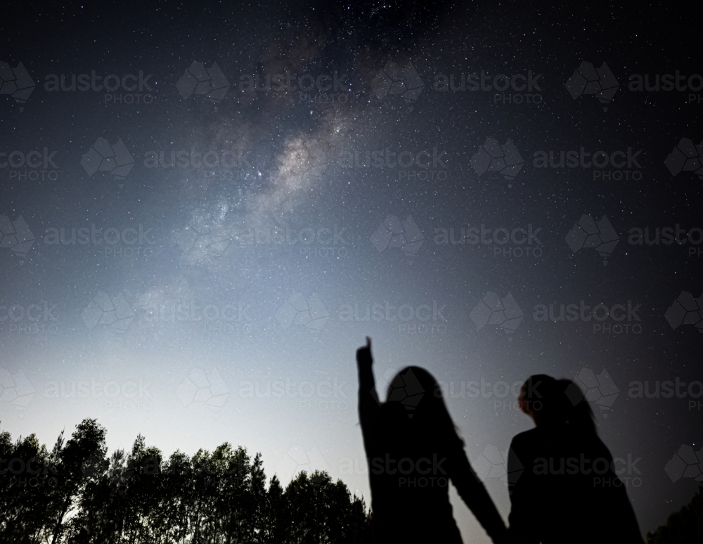 Image of Girls pointing up at the stars in night sky - Astrophotography ...