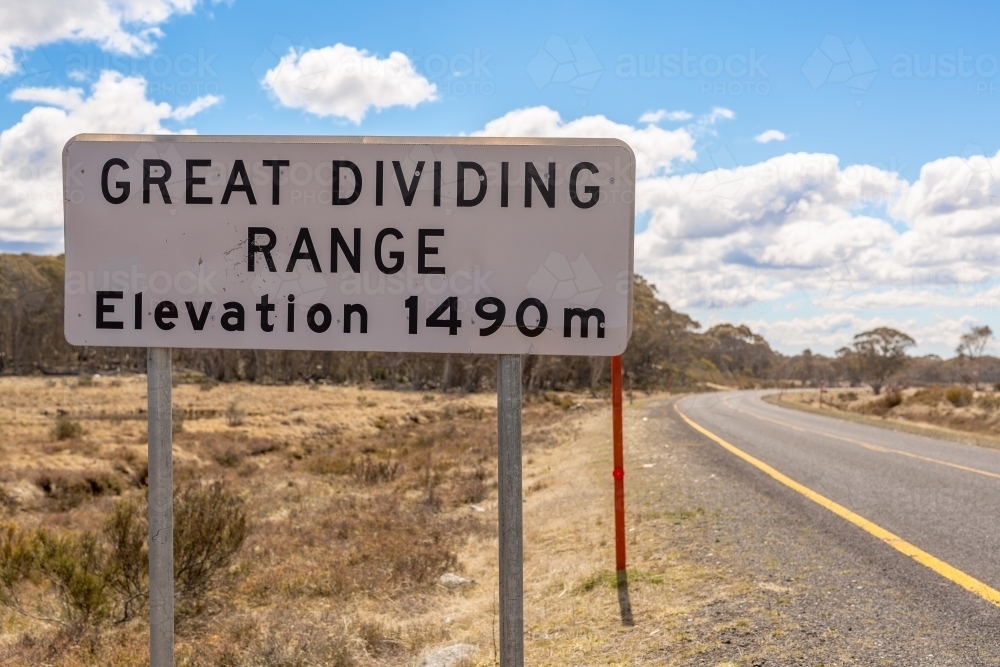 Image of Great Dividing Range sign on the Snowy Mountain Highway ...