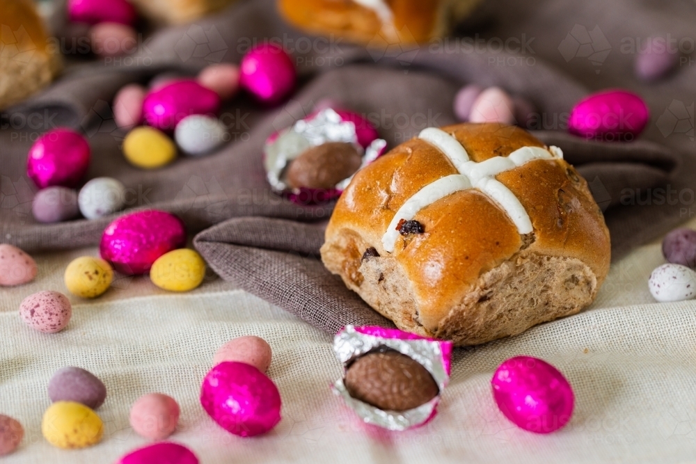 Image of Hot cross bun at Easter with chocolate eggs - Austockphoto