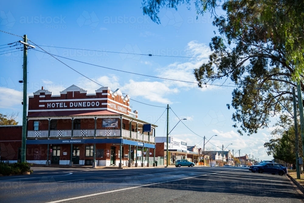 Image of Hotel Dunedoo and sunlit main street of small town - Austockphoto
