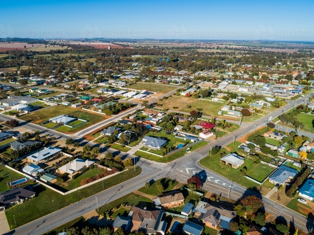 Image of intersecting streets with spaced out houses in country town ...
