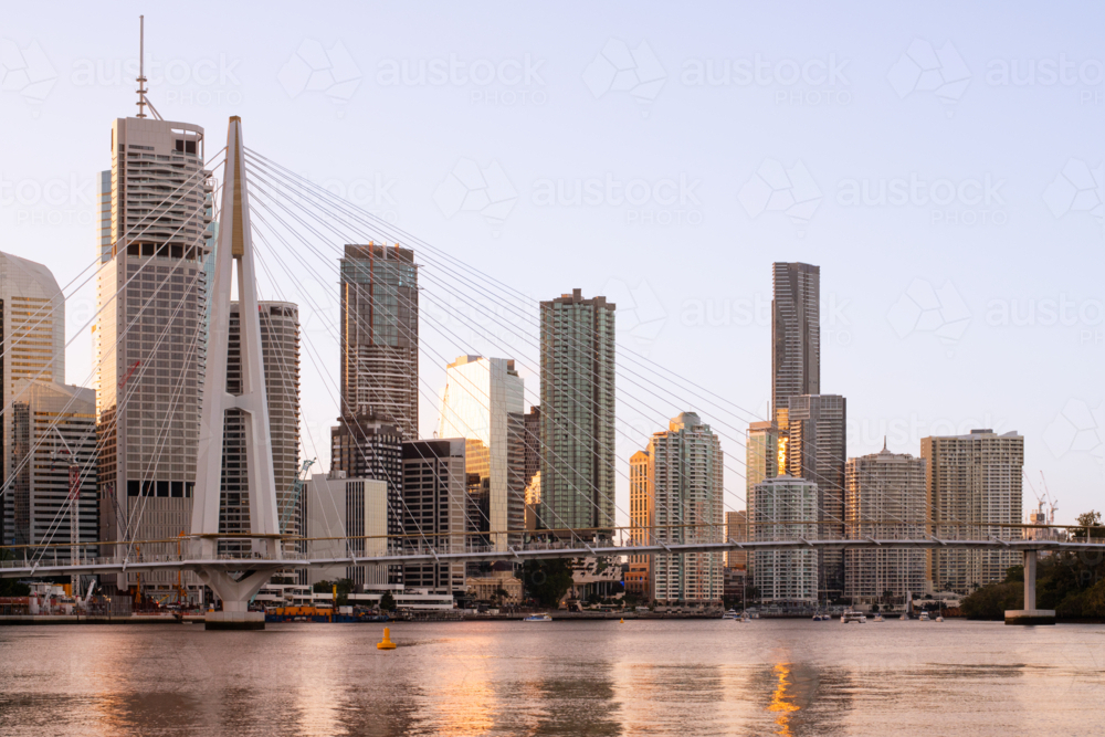 Image of Kangaroo Point Bridge over the Brisbane River, with city ...