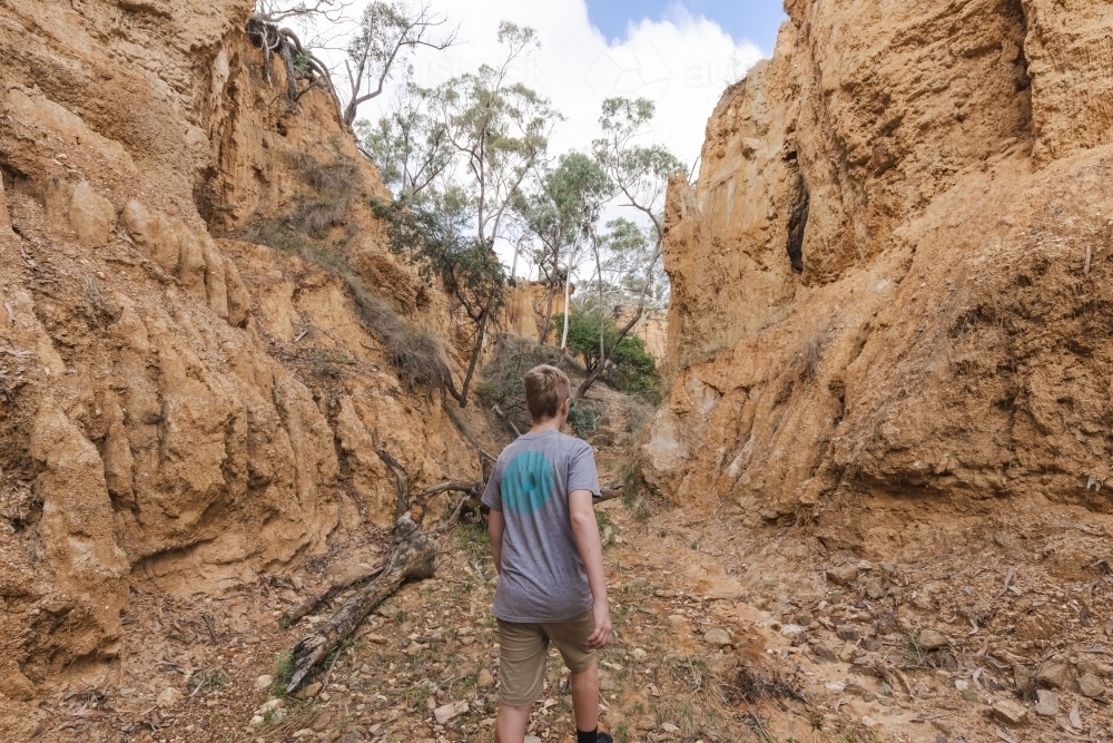 Image of Kid exploring Golden Gully near Hill End, NSW - Austockphoto