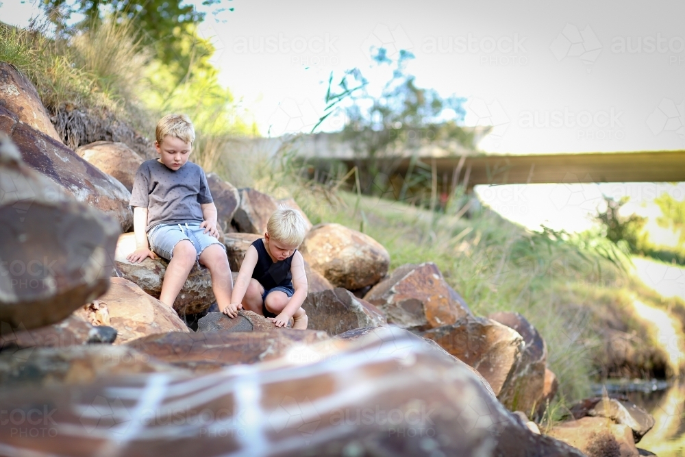Image of Kids climbing on and exploring rocks on side of Castlereagh ...