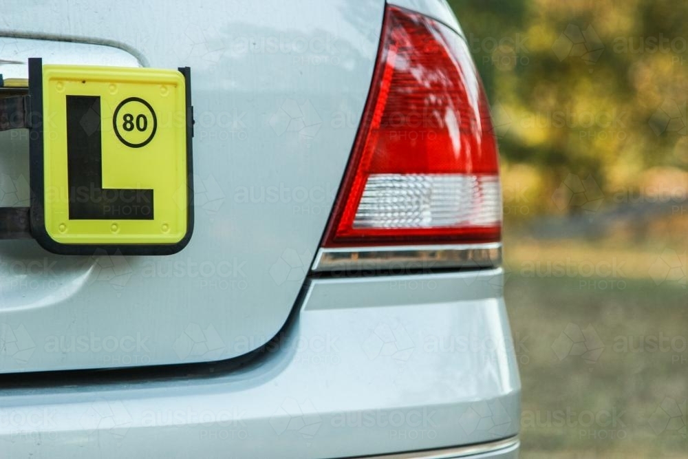 Image of L license plate on the back of a car - Austockphoto