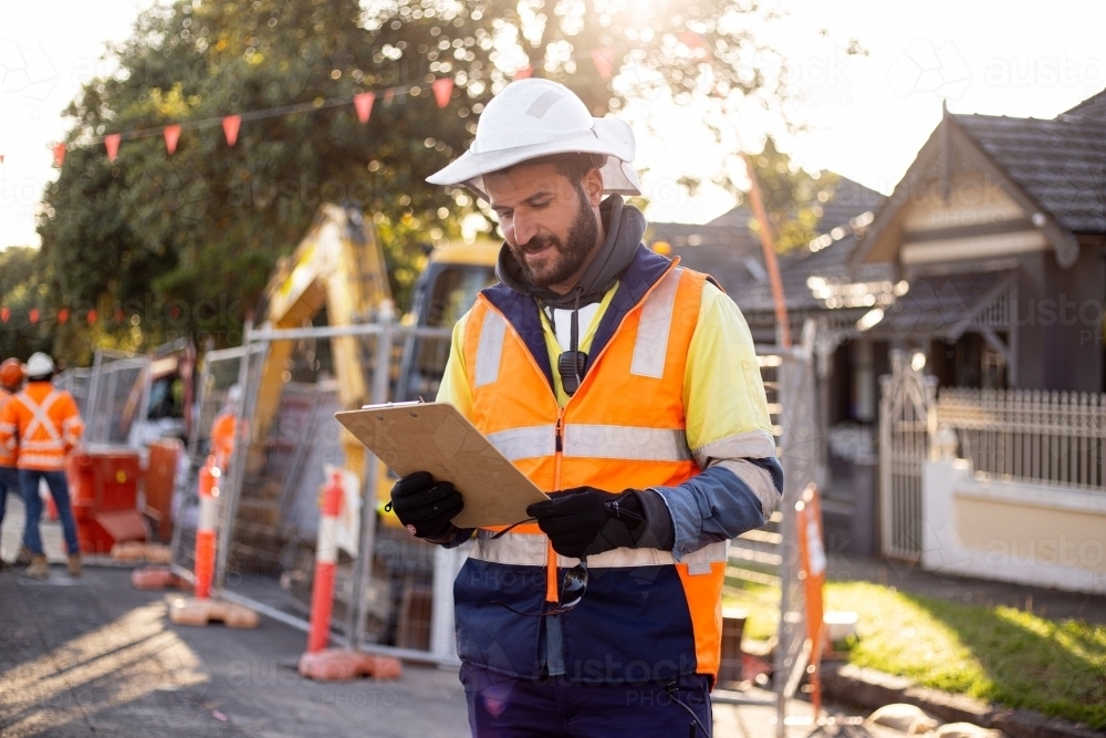 Image of man road worker with beard and white hat wearing yellow jacket ...