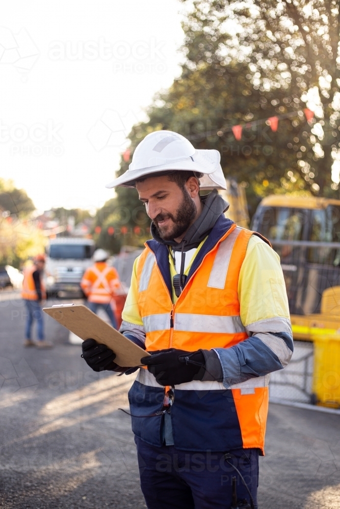 Image of man road worker with beard and white hat wearing yellow jacket ...