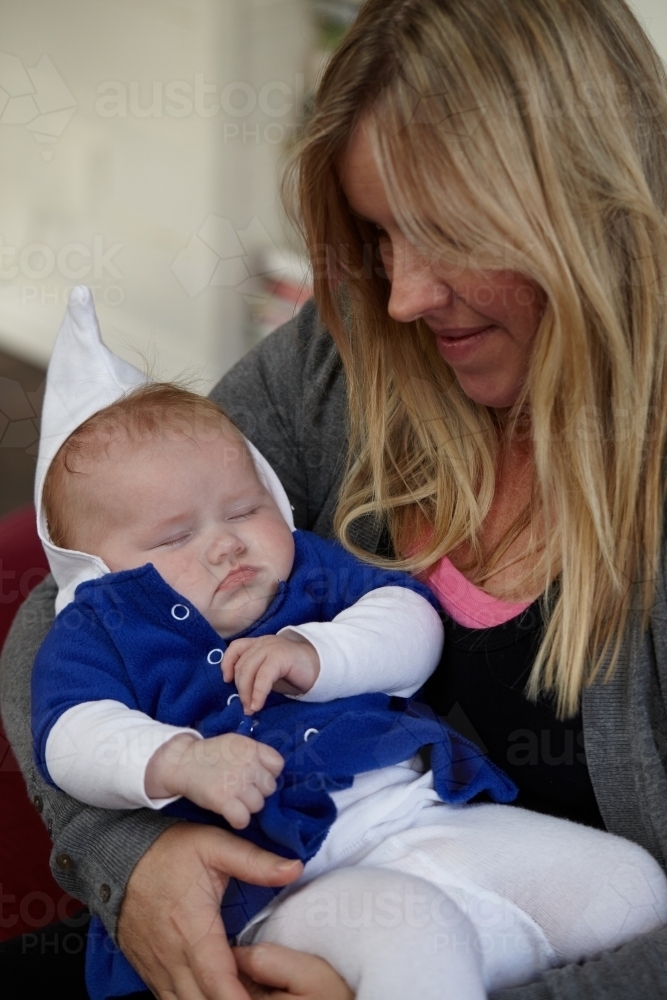 Image of Mother holding her newborn baby - Austockphoto