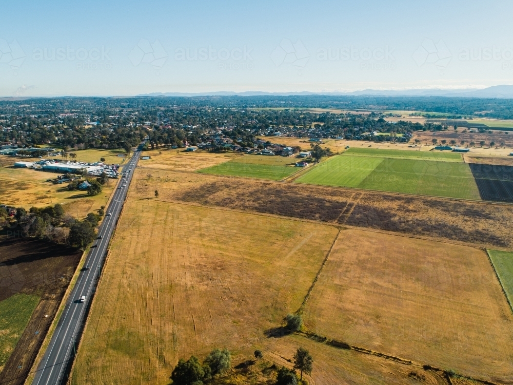 Image of New England Highway entering Singleton with farmland beside ...