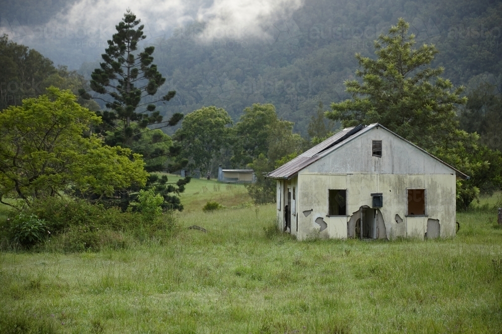 Image of Old heritage homestead building in rural landscape - Austockphoto