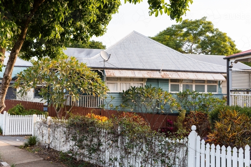 Image of old houses behind white picket fences in Brisbane - Austockphoto