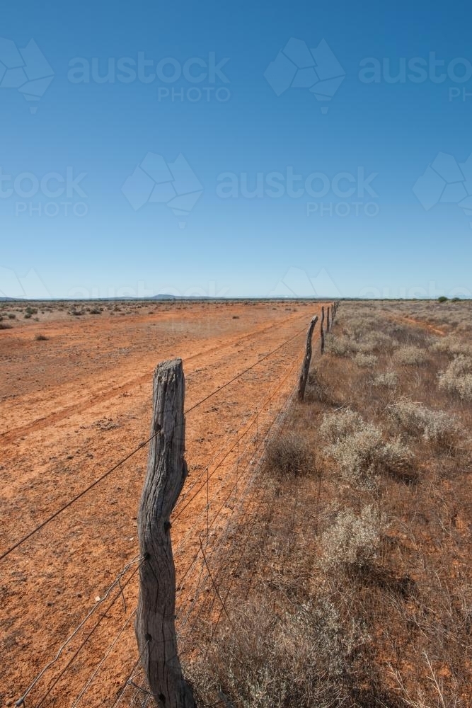 Image of outback fence line beside a road - Austockphoto