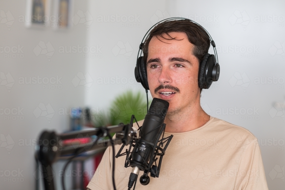Image of podcaster with microphone - Austockphoto