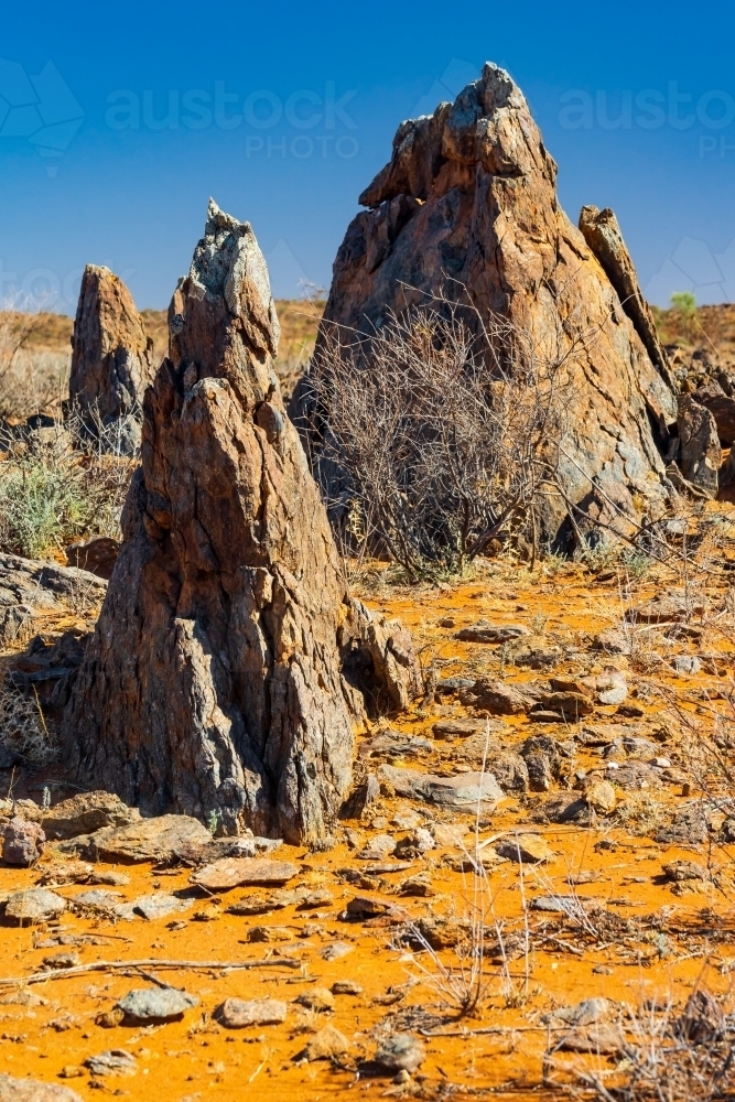 Image of Pointed rock formation in an arid outback landscape - Austockphoto