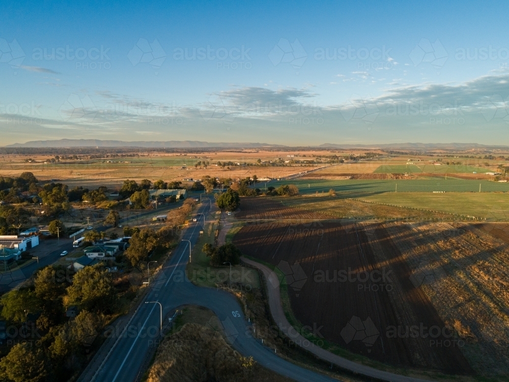 Image of putty road leaving Singleton through farmland in morning light ...