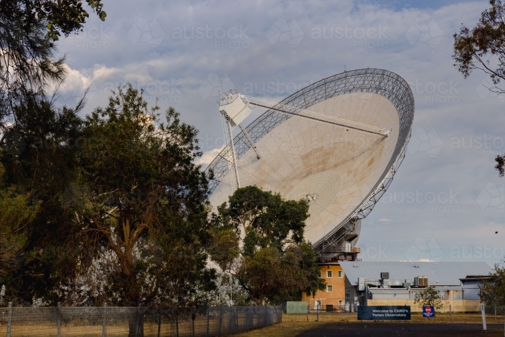 Image of Radio telescope satellite dish located at Parkes NSW ...