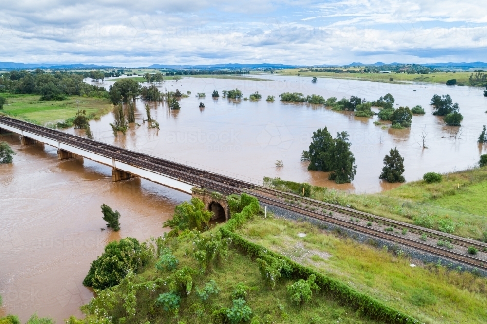 Image of Railway line bridge over flooding Hunter River near Singleton ...