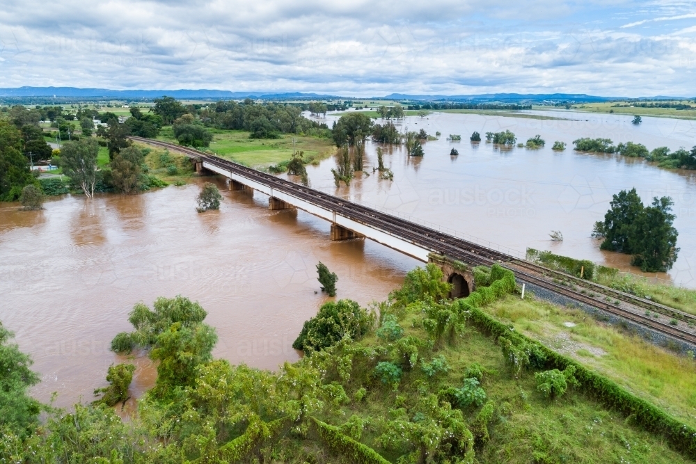 Image of Railway line bridge over flooding Hunter River near Singleton ...