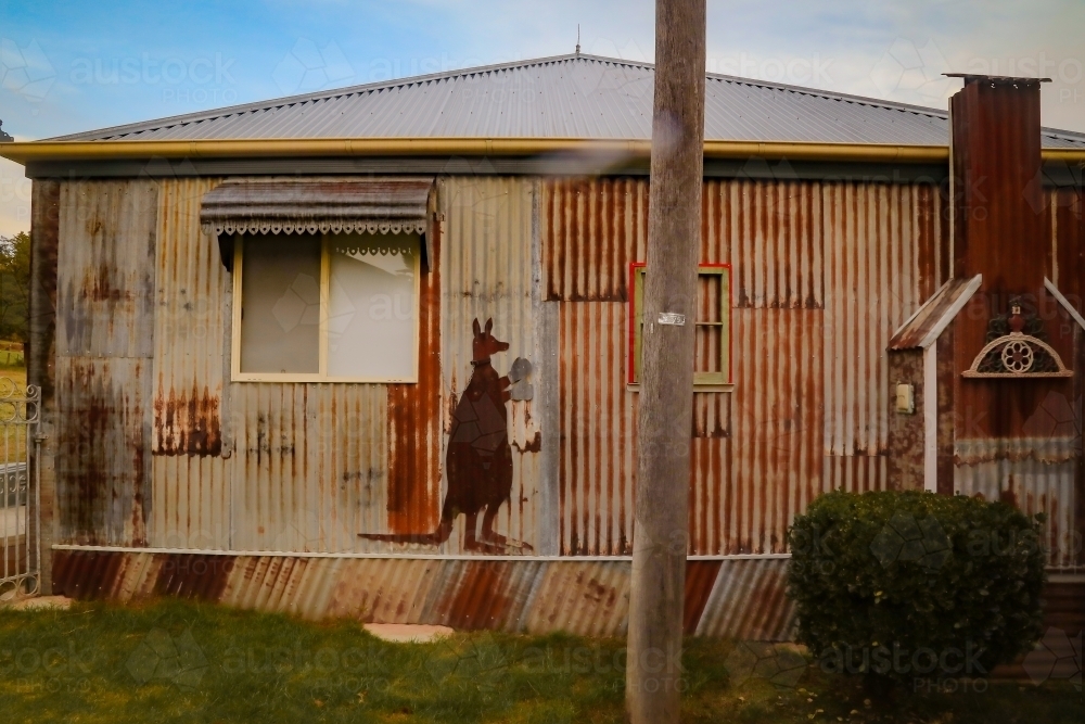 Image of Rustic Australian cottage with metal boxing kangaroo ...
