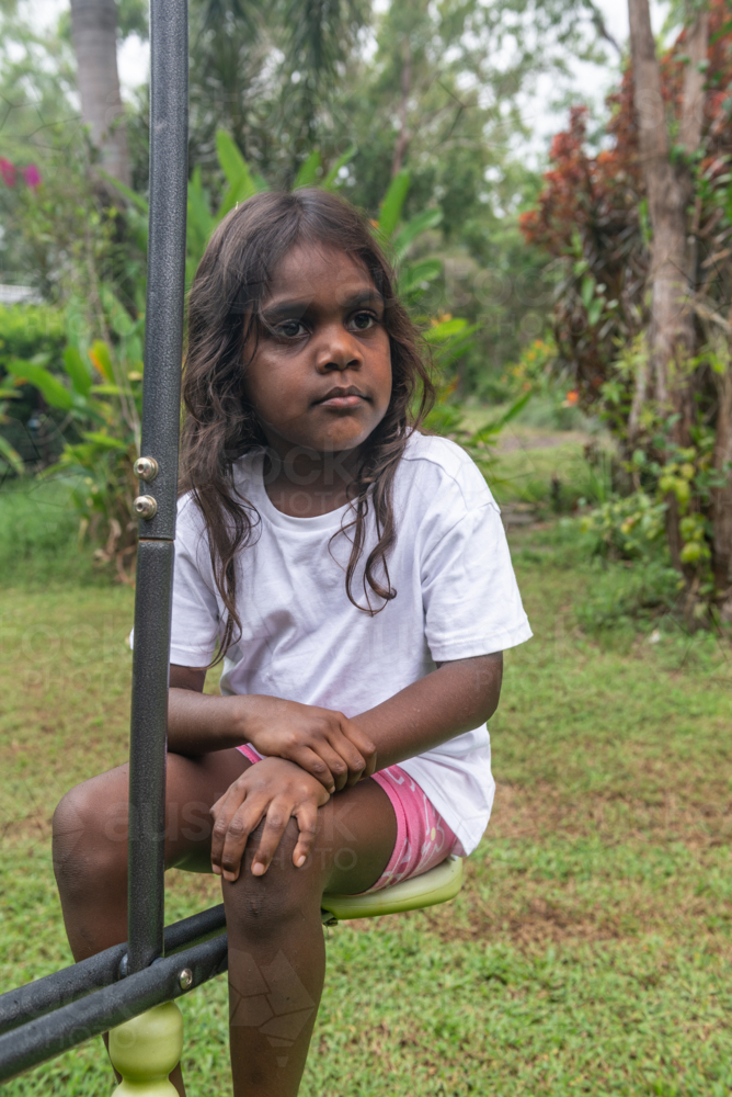 Image of Sad 4 yo aboriginal child holding sore knee in hand - Austockphoto