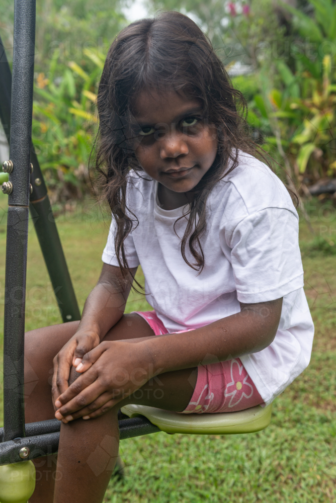 Image of Sad 4 yo aboriginal child holding sore knee in hand - Austockphoto